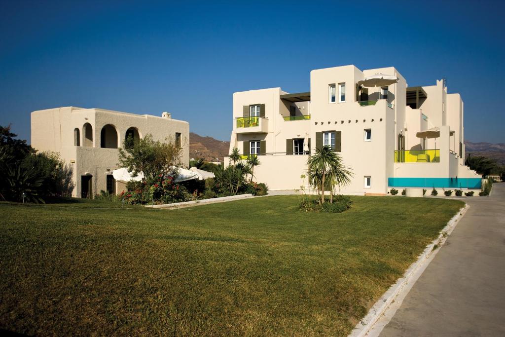 Naxos Airport: All about the Terminals, Parking, Lounges & Hotels