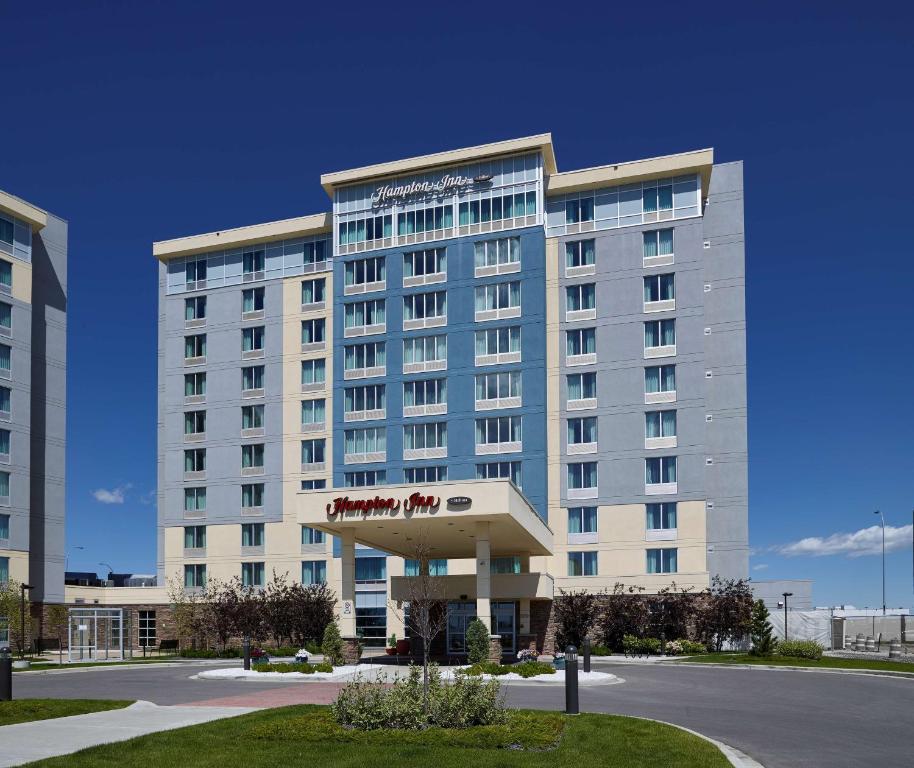 Calgary Airport: All about the Terminals, Parking, Lounges & Hotels